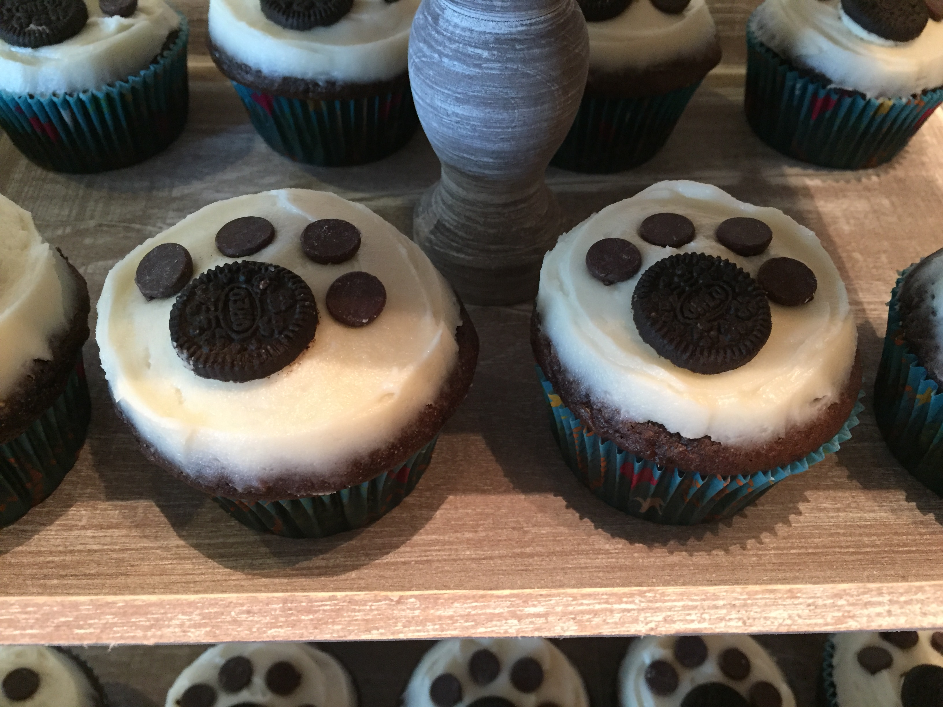 Puppy Mini Oreo Paw Print Cupcakes | Penny's Food Blog